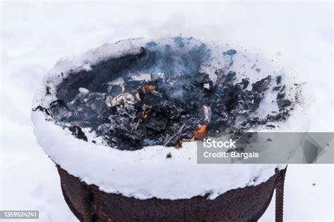 집안의 닫기 일반 가정 쓰레기 눈 덮인 겨울 날에 종이를 태우는 것을 본 금속 정원 소각로 0명에 대한 스톡 사진 및 기타 이미지 Istock