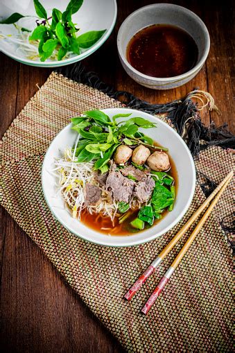 신선한 야채를 곁들인 쇠고기 미트볼을 곁들인 아시아 국수 수프 거리에 대한 스톡 사진 및 기타 이미지 거리 고기 국물 국수 Istock