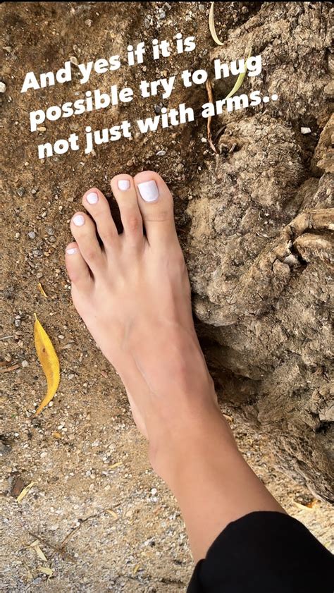 Tuba Büyüküstüns Feet