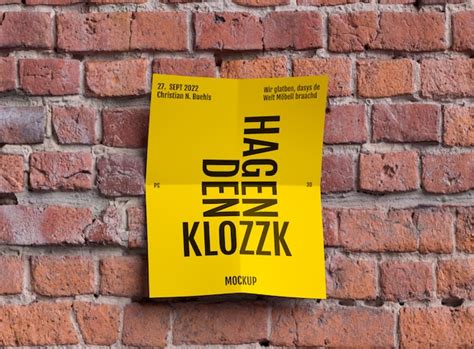 벽돌 표면에 접힌 포스터 모형 프리미엄 Psd 파일