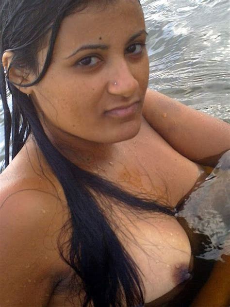 Another Pic Of Desi Housewife Nip Slip On Beach I Fappyz