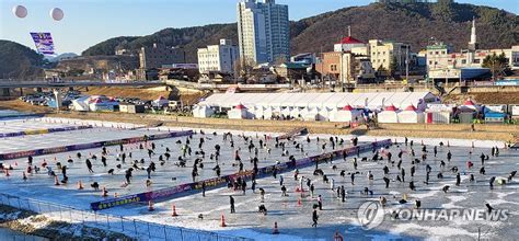 꽁꽁축제 야외 얼음낚시터 인파 연합뉴스