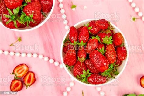 분홍색 테이블에 잘 익은 빨간 딸기 흰색 그릇에 딸기 신선한 딸기 아름다운 딸기 다이어트 음식 건강하고 비건 맨 위 보기 플랫 레이 0명에 대한 스톡 사진 및 기타 이미지
