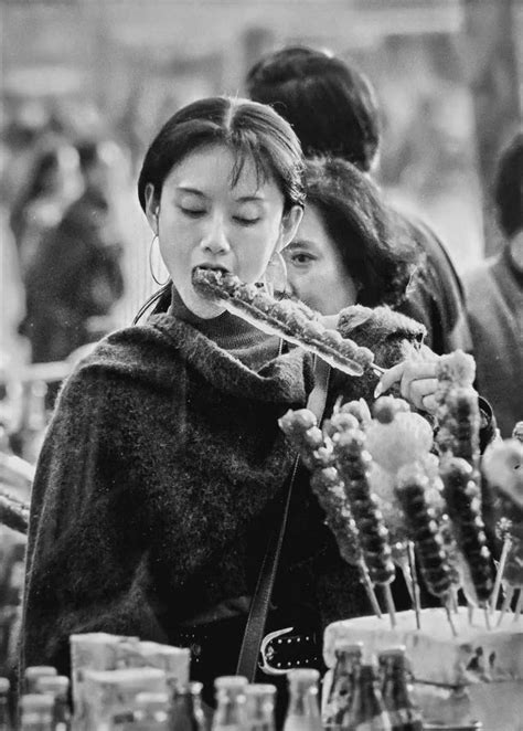 楊麗萍30年前照片曝出騎自行車街頭問路那時還食人間煙火 每日頭條