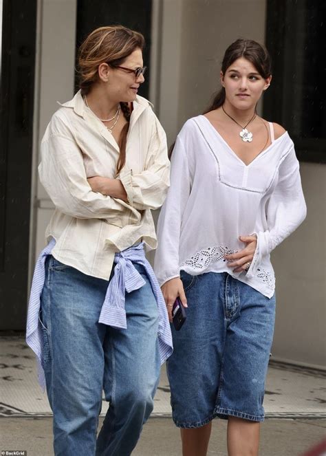 Suri Cruise 18 Moves Into College Dorm With Mom Katie Holmes Katie