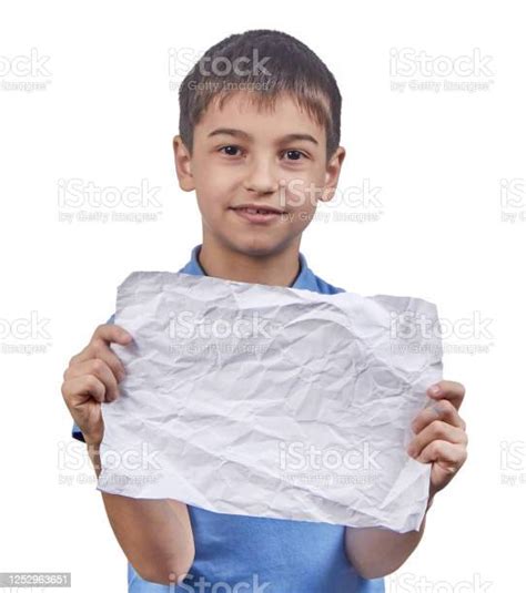 한 어린이가 구겨진 종이 한 장을 손에 들고 모형을 들고 있다 공란에 대한 스톡 사진 및 기타 이미지 공란 광고 귀여운 Istock
