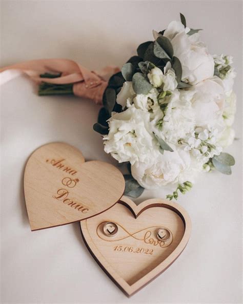 Деревяна скринька для обручок серце з Вашими ініціалами 12 5х10 5х2 см Світле дерево 90002 от