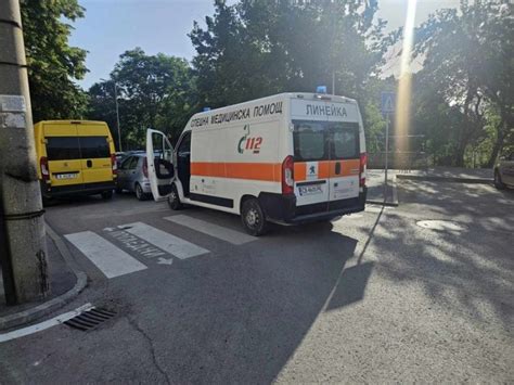 Опасен инцидент Кола блъсна жена до пазара във Видин вкараха я в болница