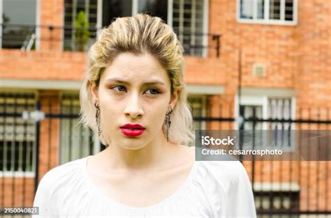 금발 머리 파란 눈 빨간 입술 야외에서 의심스러운 모습 와 거리에서 아름 다운 젊은 여자의 초상화를 닫습니다 18 19세에 대한 스톡 사진 및 기타 이미지 Istock