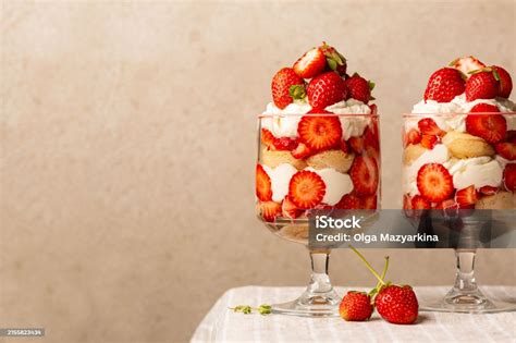 딸기 티라미수 또는 사소한 두 잔에 밝은 테이블과 베이지색 배경에 이탈리안 디저트 공간을 복사합니다 0명에 대한 스톡 사진 및 기타 이미지 Istock