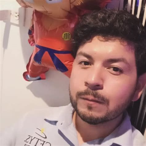 Santiago Arellano Hsarellano • Threads Say More