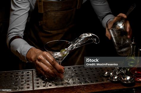 전문 바텐더가 마티니 잔에 알코올 음료를 올리브 1잔과 섞어 주며 마실 것에 대한 스톡 사진 및 기타 이미지 마실 것 술 마실 것 각얼음 Istock