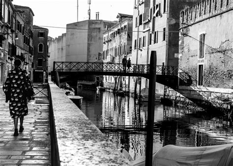 무료 이미지 검정색과 흰색 도로 거리 골목 운하 도시 풍경 반사 단색화 수로 하부 구조 도시 지역 흑백 사진 3972x2835 87463