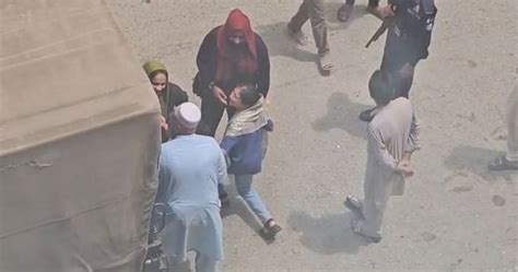 دیده‌بان حقوق پناهندگان صحنه‌های بازداشت دختران افغان در پاکستان تکان