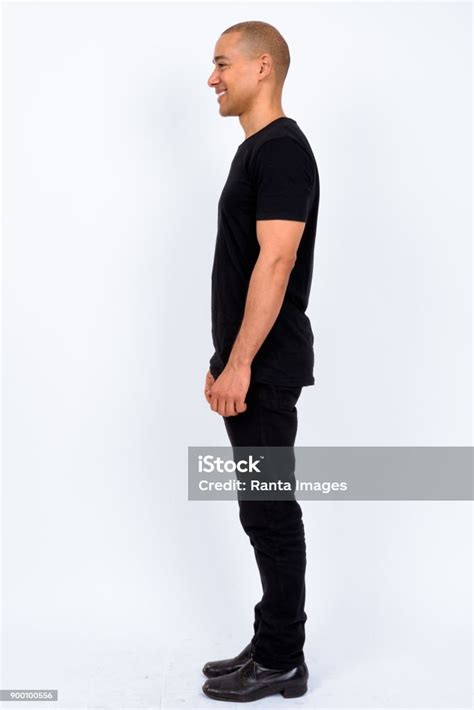 흰색 배경에 서 있는 잘생긴 대머리 남자의 총에 전체 길이 프로필 보기 남자에 대한 스톡 사진 및 기타 이미지 남자 옆모습 측면 보기 Istock