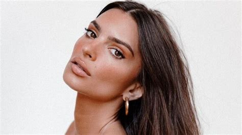 Emily Ratajkowski Posó En Topless Para Su Marca De Microbikinis Tn