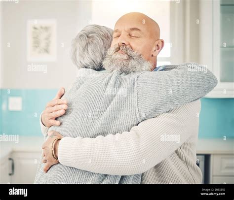 Liebe Romantik Und Seniorenpaar Die Sich In Der Küche In Ihrem