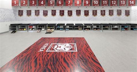 좌석마다 부착된 특수 제작 페넌트훈련장 라커룸 공개