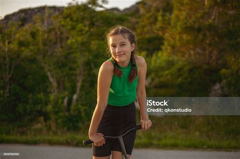운동복을 입은 귀여운 소녀는 자연으로 둘러싸인 도로에서 스포츠 활동에 종사하고 있다 가냘픈에 대한 스톡 사진 및 기타 이미지 가냘픈 갈색 머리 건강한 생활방식