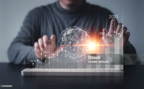 주식 시장 투자가 성장하는 스마트폰을 들고 있는 사업가 디자인 현실 비즈니스 금융의 가상 기술 관리 2023 배경 비즈니스 금융