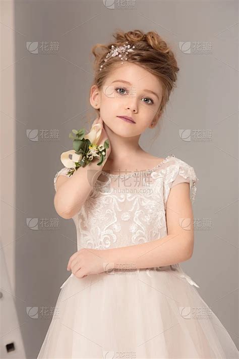 小的 可爱的 连衣裙 衣服 女孩 婚礼 垂直画幅 美 青少年 公主素材 花瓣网