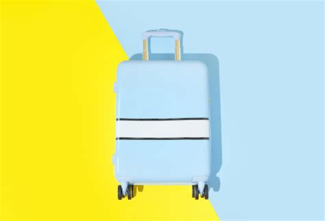 길고 짙은 그림자가 있는 파란색 노란색 배경에 여행 가방 여행 컨셉 0명에 대한 스톡 사진 및 기타 이미지 0명 가방 개념 Istock