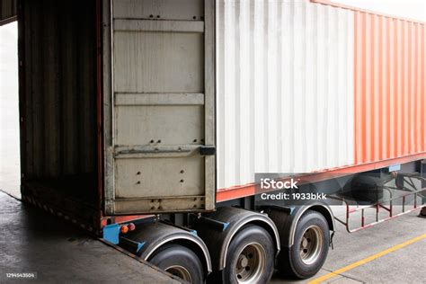 도크 창고에서 화물 컨테이너 트럭 적재 트레일러 도킹 스테이션 산업화물 트럭 운송 트럭에 대한 스톡 사진 및 기타 이미지 트럭 하역장 화물 컨테이너 Istock