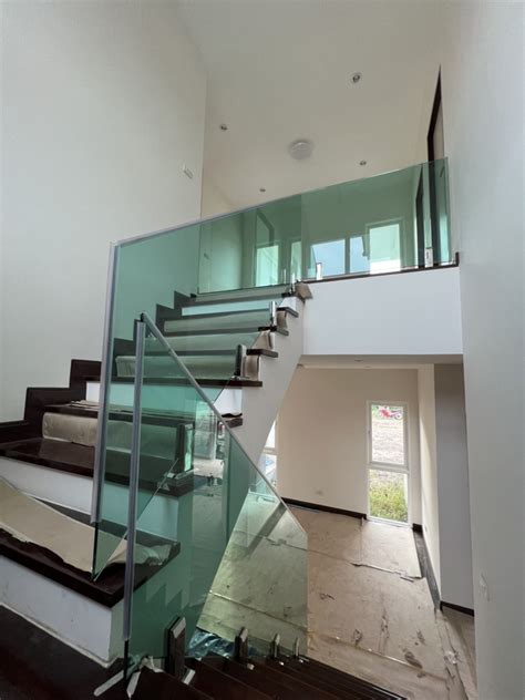 ราวบันไดกระจกเทมเปอร์ Made Glass