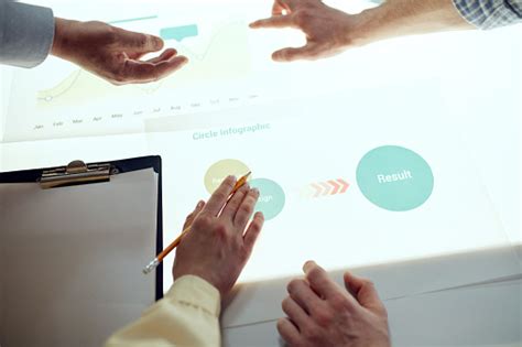 사무실 직원들과 함께 이미지를 닫고 팀의 회사 전략을 세우고 현대적인 사무실 인테리어 디자인을 통해 새로운 프로젝트를 진행하고 있습니다 팀워크 시작 프로젝트의 개념 It