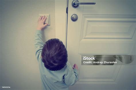 작은 아기는 스위치를 눌러 불을 켭니다 어린 아이가 하얀 문에서 전등을 끕니다 생후 1년 9개월 아이 18 23 개월에 대한 스톡 사진 및 기타 이미지 Istock