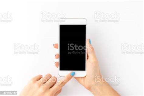 흰색 배경에 고립 된 빈 화면으로 스마트 폰을 들고있는 여성의 손 위쪽 보기 공란에 대한 스톡 사진 및 기타 이미지 공란