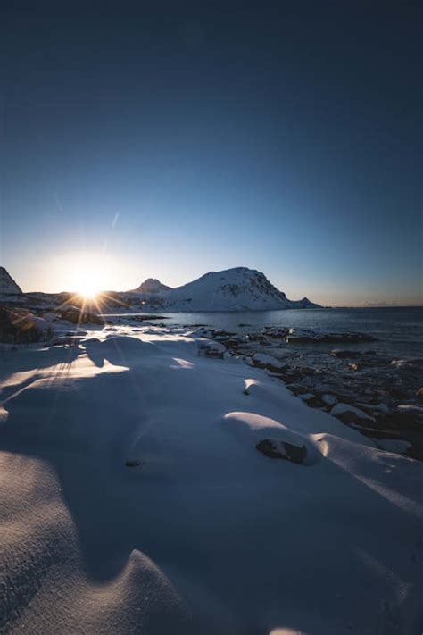 눈 덮인 산 위의 아름다운 겨울 일출 · 무료 스톡 사진