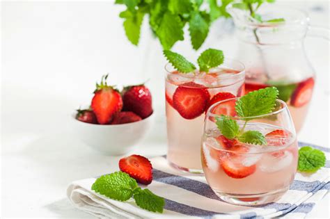 신선한 딸기와 민트 잎을 곁들인 잔과 주전자를 곁들인 홈메이드 상쾌한 딸기 레모네이드 여름 음료 각얼음에 대한 스톡 사진 및 기타 이미지 Istock