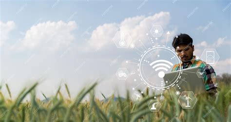 스마트 농업 개념 밀밭 배경에 기술 디지털 태블릿이 있는 농부 전문 농부는 사물 인터넷을 사용하여 농장 농업 현대적인 아이디어를 관리합니다 프리미엄 사진