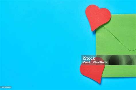 파란색 책상에 녹색 우편 봉투와 빨간 종이 하트를 닫은 사랑의 메시지 발렌타인 데이의 개념 텍스트의 공백입니다 맨 위 보기 개념에 대한 스톡 사진 및 기타 이미지 Istock