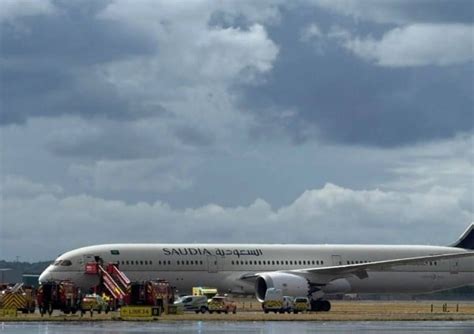 Патник нокаутира стјуард при слетување сакал да ја отвори вратата од авионот ВИДЕО