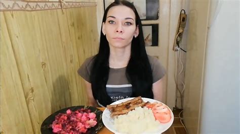 картошка с колбасками и винегрет мугбанг Youtube