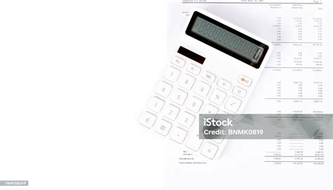 비즈니스 시작 분석 요약 보고서 및 계산기를 사용하여 숫자를 계산합니다 재무 개념 0명에 대한 스톡 사진 및 기타 이미지 0명 개념 개념과 주제 Istock