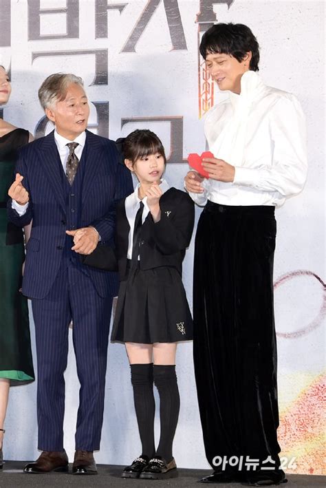 [엔터포커싱]이 남자 센스 뭐지 강동원 손하트 넣어둬~모두가 놀란 실물 하트♥ 네이트 연예