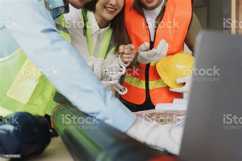 다민족 엔지니어는 주택 및 건물의 설계 건축 및 엔지니어링에 대한 서류 작업 및 평면도 도면에 대한 비용 추정을 위해 브레인스토밍 및 측정합니다 가리키기에 대한 스톡 사진