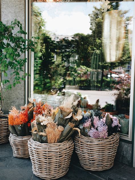 가게 앞 거리 식사 건물 외관 국제 패션 도시 경관 도시 생활 도시 장식 도시 풍경 도시의 우아함 명품 가게 미니멀리스트 디자인 밤문화 보행자 구역