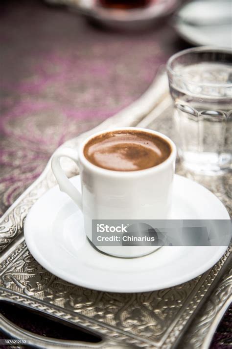 화이트 도자기 컵과 접시 은색 쟁반에 라일락 테이블 피복 복사 공간에 물의 유리에 있는 터키 강한 아로마 커피 핫 전통 음료 이스탄불 터키 0명에 대한 스톡 사진 및 기타