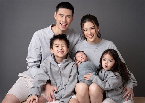 แมทธิว ดีน แชะภาพครอบครัวกับลูกชาย 3 หนุ่ม 3 มุม มีความละมุน หล่อยกบ้าน