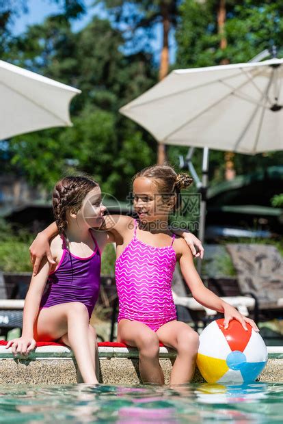 穿着泳装的女孩坐在游泳池边高清图片下载 正版图片504581775 摄图网