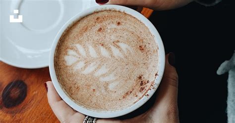 화이트 세라믹 컵과 접시 사진 Unsplash의 무료 커피 이미지