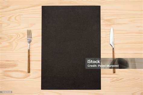 모킹 블랭크 블랙 카드와 칼붙이 검은 종이 A4 메뉴 또는 조리법 텍스트 A3와 칼과 포크 소박한 나무 테이블에 모형 음식 메뉴와 플랫 레이 0명에 대한 스톡 사진 및 기타