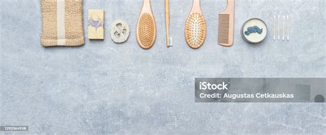 회색 배경에 제로 폐기물 욕실 액세서리 천연 에코 대나무 제품 플라스틱 무료 미용 필수품 0에 대한 스톡 사진 및 기타 이미지 Istock