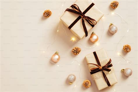 현대 크리스마스 구성입니다 선물 상자 공 파스텔 베이지 배경에 화환 미니멀 스칸디나비아 스타일 플랫 레이 사진 Unsplash의 무늬 이미지