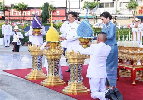 Photo Gallery ในหลวง พระราชินี ทรงวางพุ่มดอกไม้ ถวายราชสักการะ ณ พระบรมราชานุสาวรีย์สมเด็จ