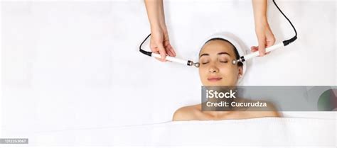 전기 자극 얼굴 케어 스파 절차를 받는 중년 여성의 최고 보기 마이크로 전류 리프트 면 건강관리와 의술에 대한 스톡 사진 및